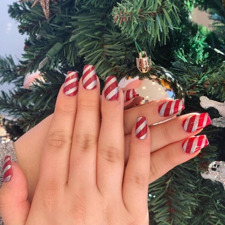 Christmas Nail Designs: 23 Ideas for a Festive Look
