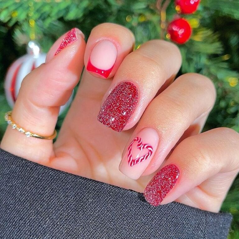 Christmas Nail Designs: 23 Ideas for a Festive Look